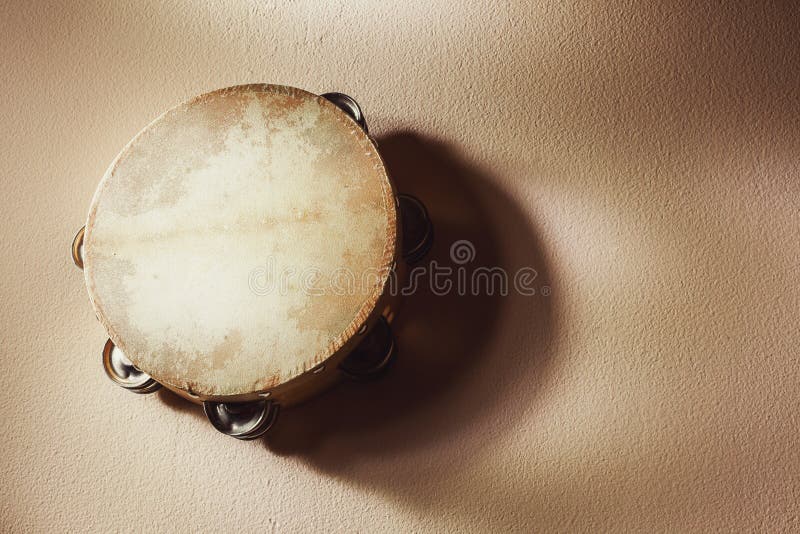 Tambour De Basque En Bois Sur Le Mur Photo stock - Image du rhythmique ...