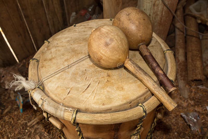 Tambour Et Maraca De Garifuna Au Honduras Image stock - Image du ...