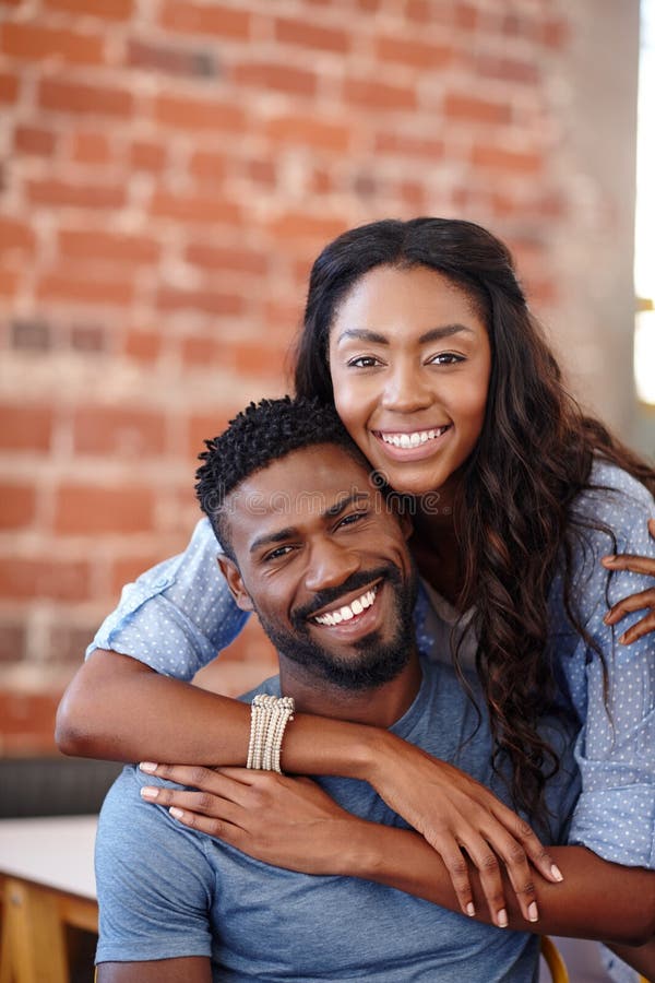 Tan Enamorado Una Pareja Joven Que Se Disfruta Mutuamente Foto De Archivo Imagen De Adultos