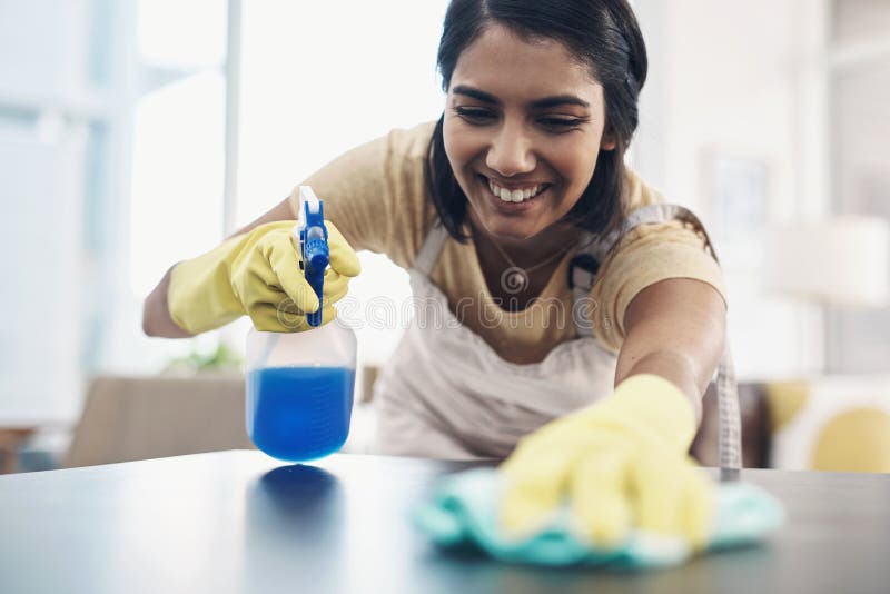 Tan Limpio Como Limpio. Una Joven Desinfectando Una Mesa En Casa ...