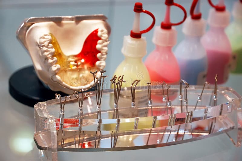 Tand hulpmiddelen en gebit stock afbeelding. Image of orthodontisch ...