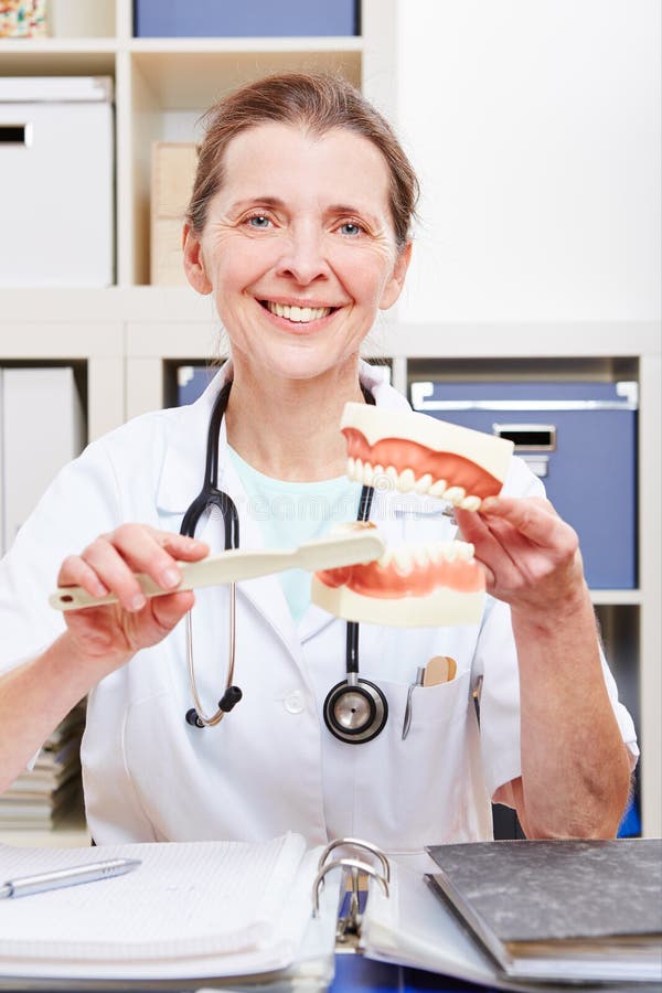 Tandarts Die Behandeling Met Vals Gebit Verklaren Stock Afbeelding ...