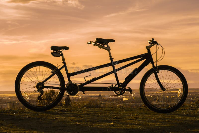Tandemfahrrad am Abend redaktionelles stockfotografie. Bild von tandem ...