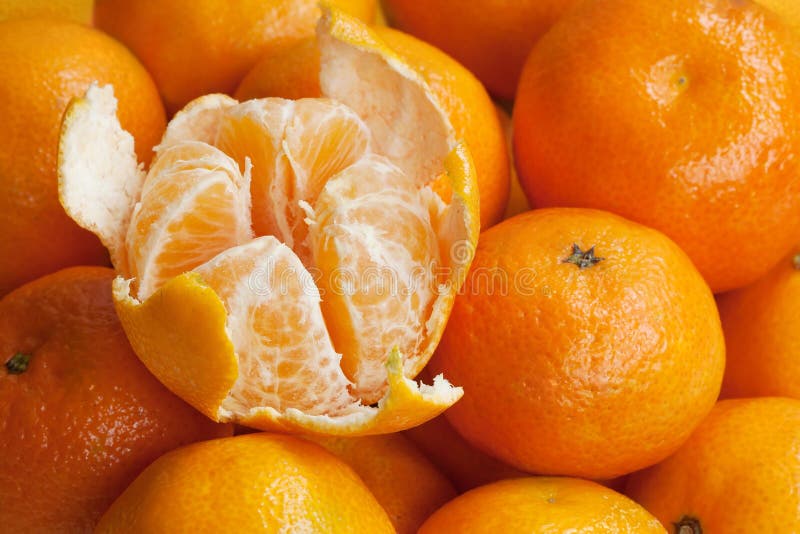 Um Fruto Completo Da Tangerina Amarela Com Folha Verde Imagem de Stock ...