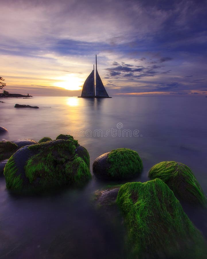 Tanjung Layar Putih Makassar Dengan Tugu Layar Phinisi Stock Image ...