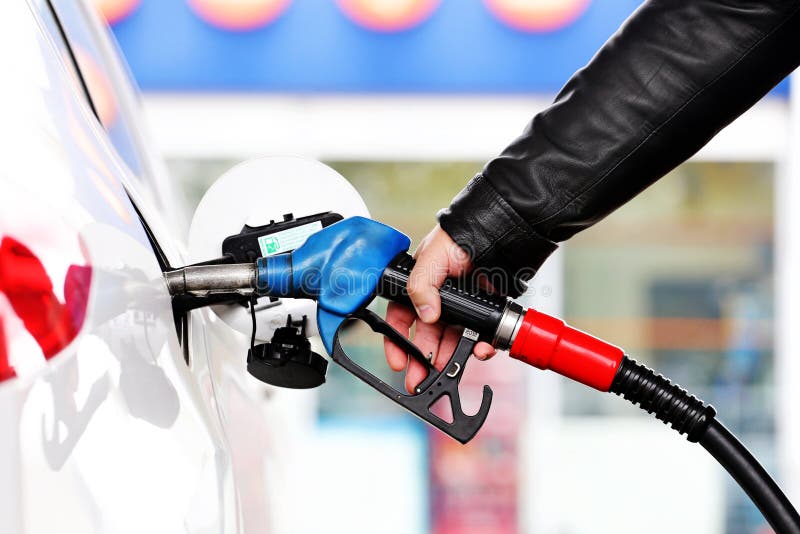 Tank auto met benzine bij stock foto. Image of lading - 79506734