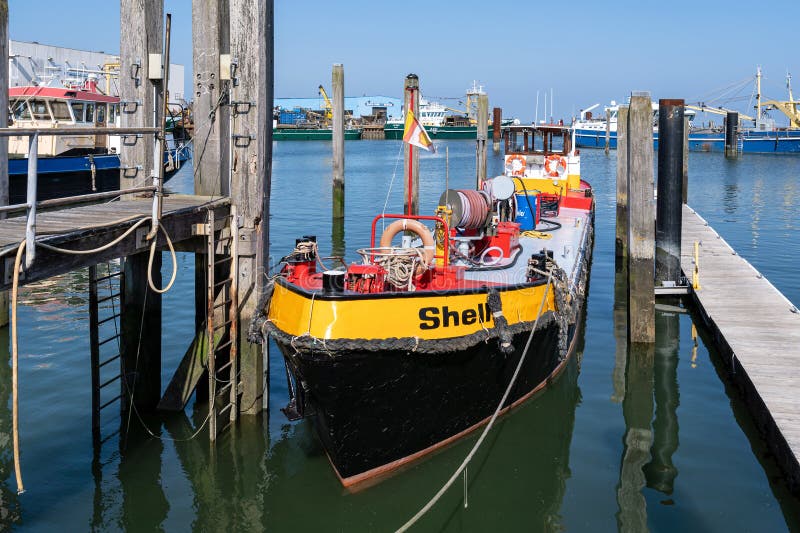 Tank barge Shell editorial photo. Image of tanker, tank - 392590986