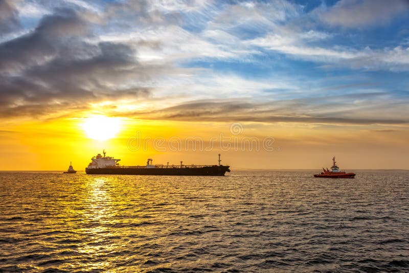 Tanker en sleepboot stock afbeelding. Image of commercieel - 51634523