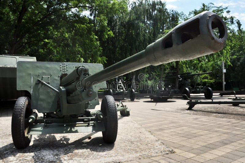 Tanque E Obus Do Russo Armas Velhas Imagem Editorial - Imagem de ...