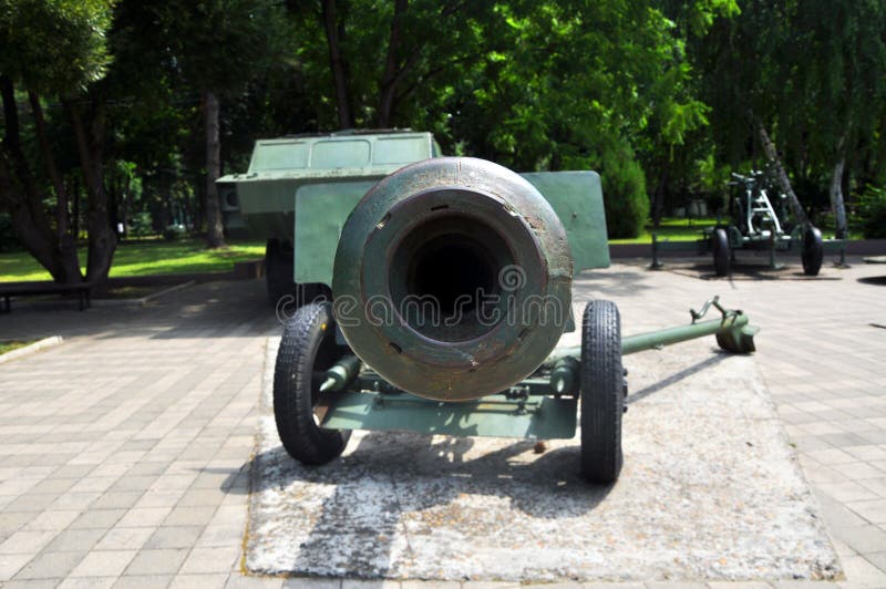 Tanque E Obus Do Russo Armas Velhas Fotografia Editorial - Imagem de ...