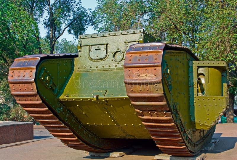 Tanque Inglês Da Primeira Guerra Mundial, Na Oficina Da Fábrica Para ...