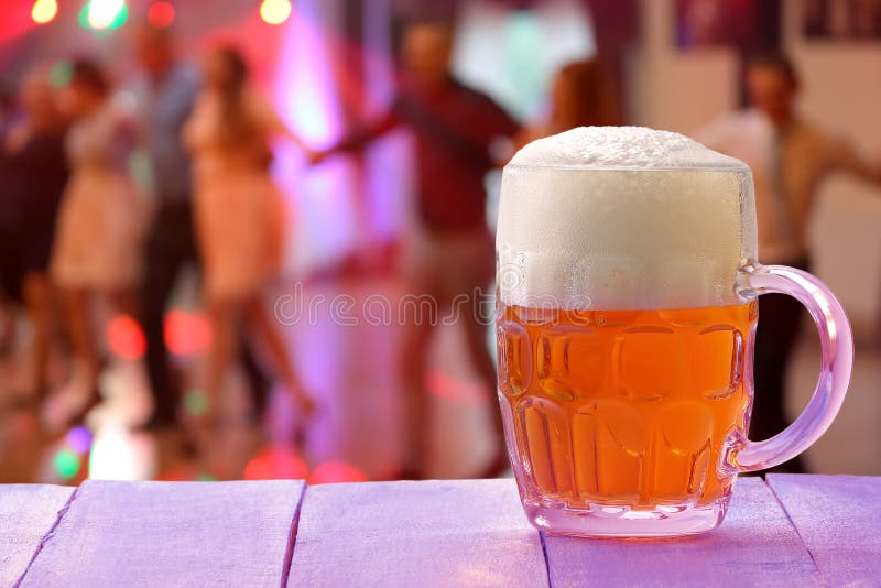 Tanzende Leute an Einer Partei Gegen Ein Glas Bier Stockfoto - Bild von ...
