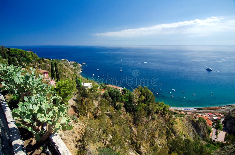 Taormina en Giardini Naxos stock foto. Image of boten - 33839232