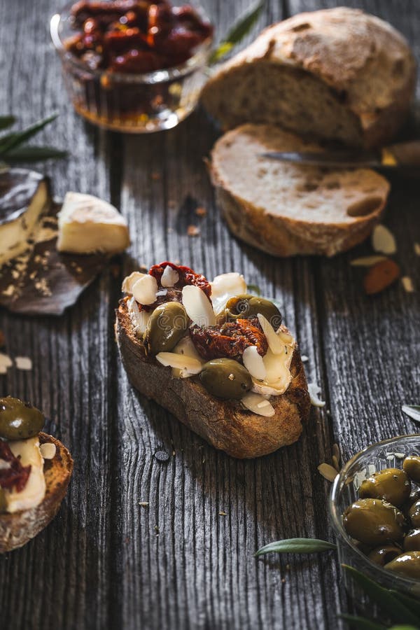 Tapas Bread Con Queso De Cabra, Aceituna Verde, El Tomate Secado Y Las ...