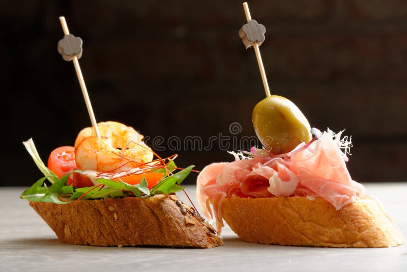 Tapas Con Pan Crujiente - La Selección De Tapas Españoles Sirvió En El ...