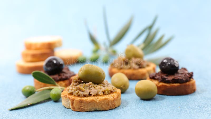 Canape Mit Tapenade Und Olive Stockfoto - Bild von sofa ...