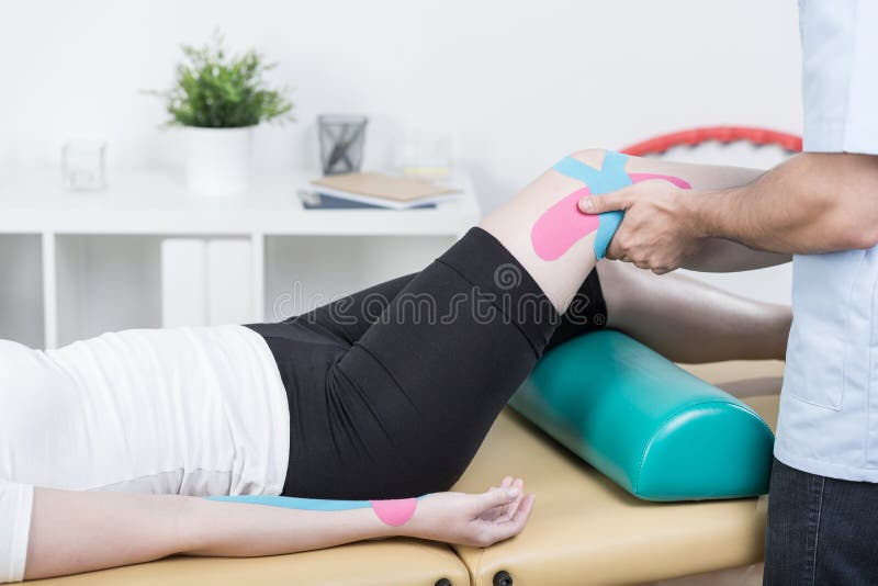 Taping de genou image stock. Image du exercice, patient - 63519633