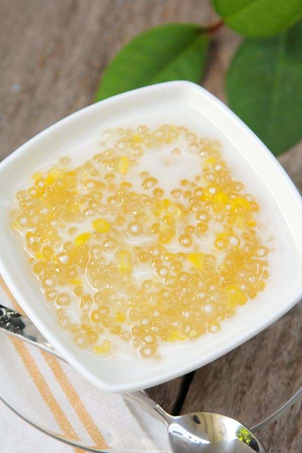 Tapioca Con La Leche Del Maíz Y De Coco [postre Tailandés] Foto de ...