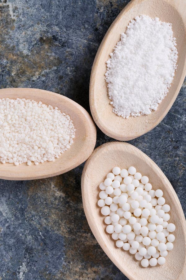 Tapioca Granulada De La Mandioca En Fondo Negro Foto de archivo ...