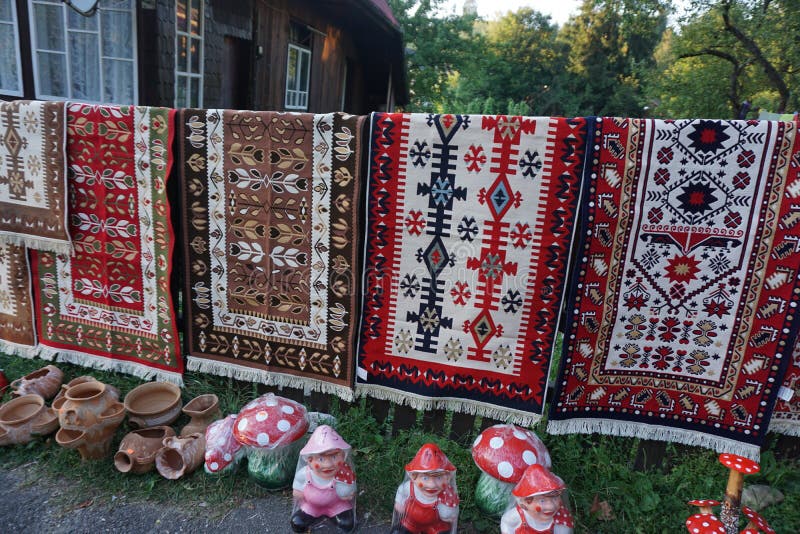 Tappeti rumeni fotografia stock. Immagine di dorato, romania - 33903428