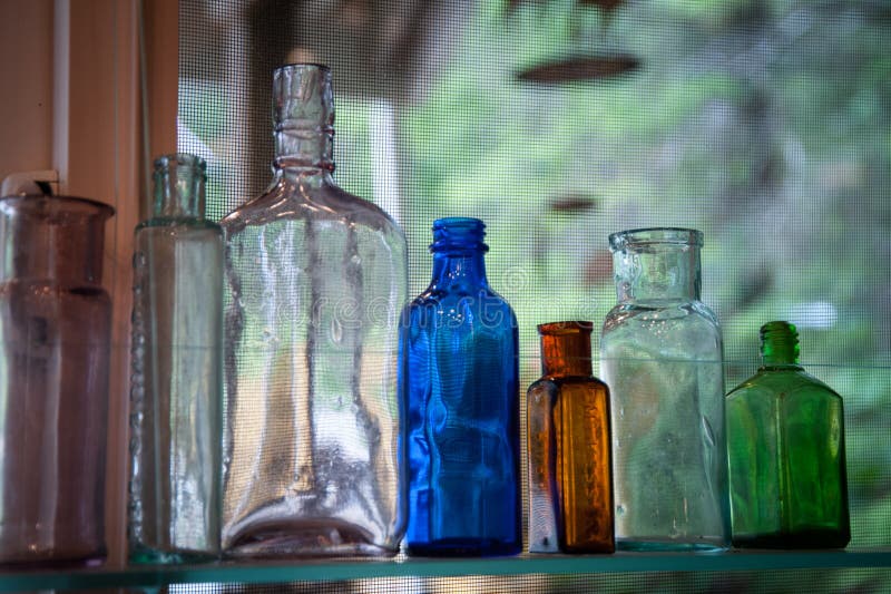 Gamla Tomma Vinflaskor Bak Exponeringsglaset Arkivfoto - Bild av ...