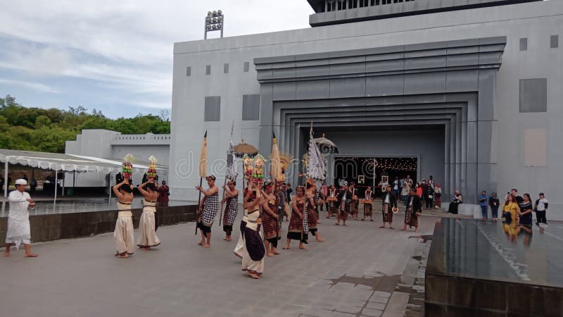 Tarian Bali editorial stock photo. Image of sejarah - 274550148