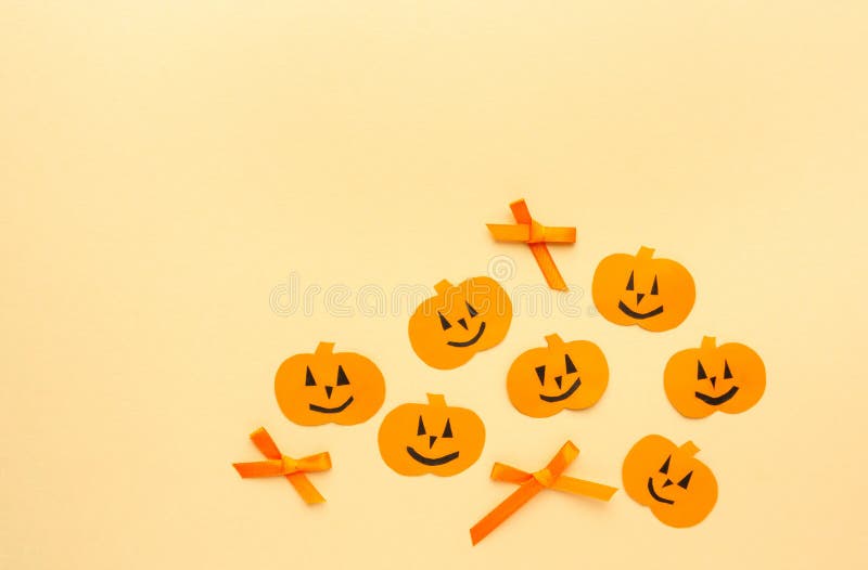 Tarjeta De Saludo Para Halloween. Calabazas De Papel Con Arcos Naranjas ... Tarjeta De Saludo Para Halloween. Calabazas De Papel Con Arcos Naranjas ...
