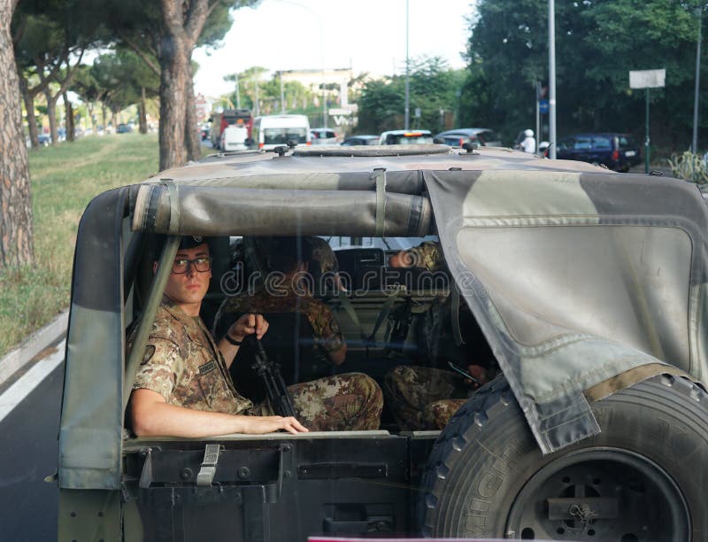 Getarnte Soldaten stockfoto. Bild von beige, braun, säurenummer - 9287810