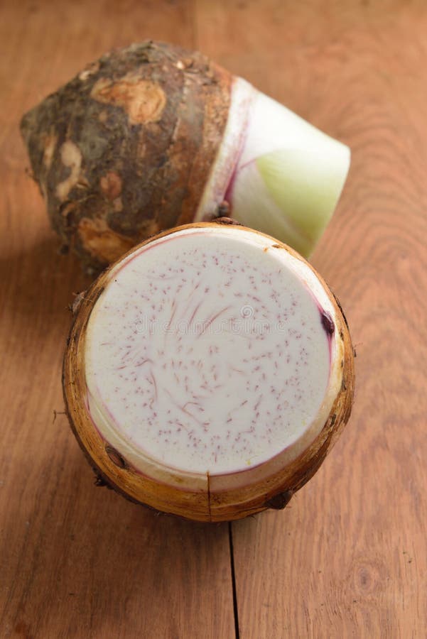 Taro En El Fondo De Madera De La Tabla Foto de archivo - Imagen de ...