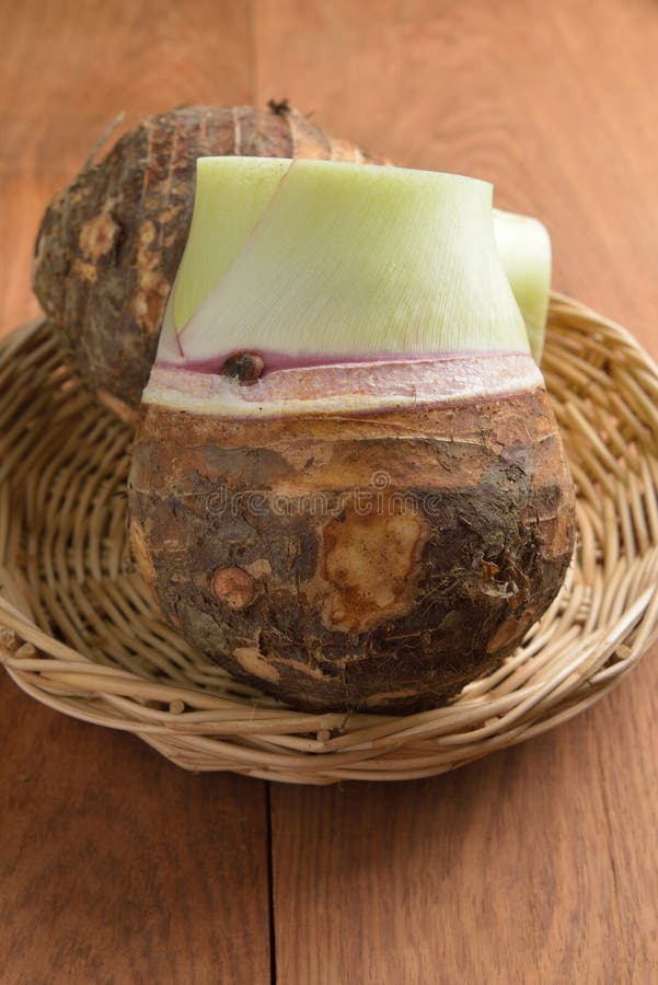 Taro En El Fondo De Madera De La Tabla Imagen de archivo - Imagen de ...