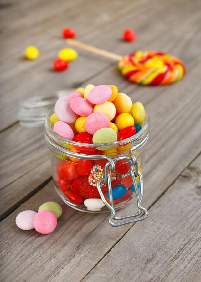 Caramelos Coloridos En El Tarro De Cristal Foto de archivo - Imagen de ...