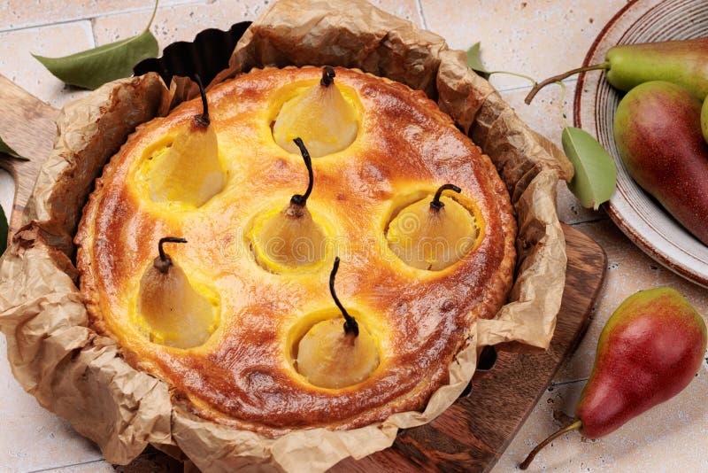 Tarta De Pera Casera. Tarta Con Frutas De Temporada Foto de archivo ...