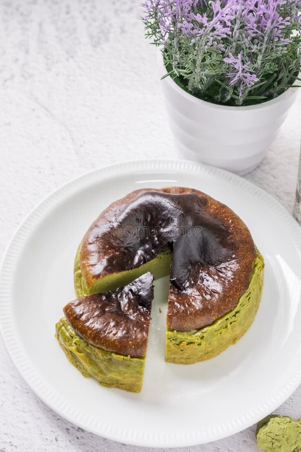 Tarta De Queso Quemada En Basque Matcha Con Fondo Blanco Foto de ...