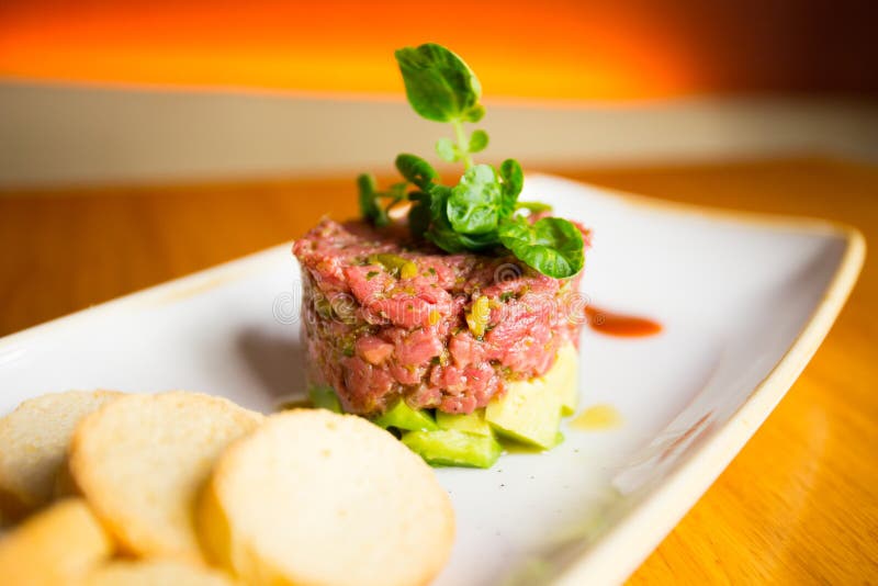 Tartar De Filete Con Huevo. Foto de archivo - Imagen de codornices ...