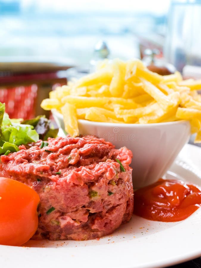Tartare De Bifteck Savoureux (boeuf Cru) Photo stock - Image du ...