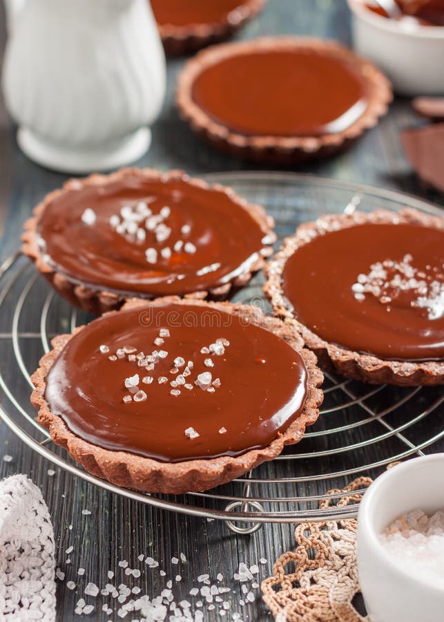 Tartas Del Chocolate Con Caramelo Salado Imagen de archivo - Imagen de ...