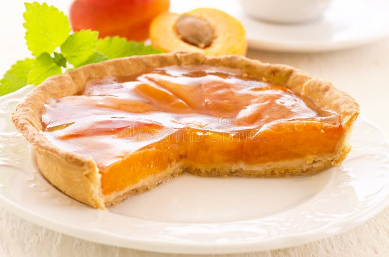 Tarte avec l'abricot image stock. Image du tarte, morceau - 25591863