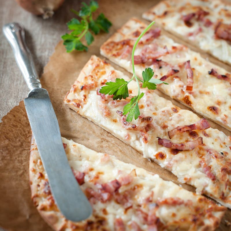 Tarte flambee arkivfoto. Bild av vitt, tabell, flamma - 54626568