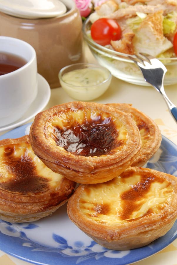Tarte portugaise d'oeufs image stock. Image du crème - 19434099