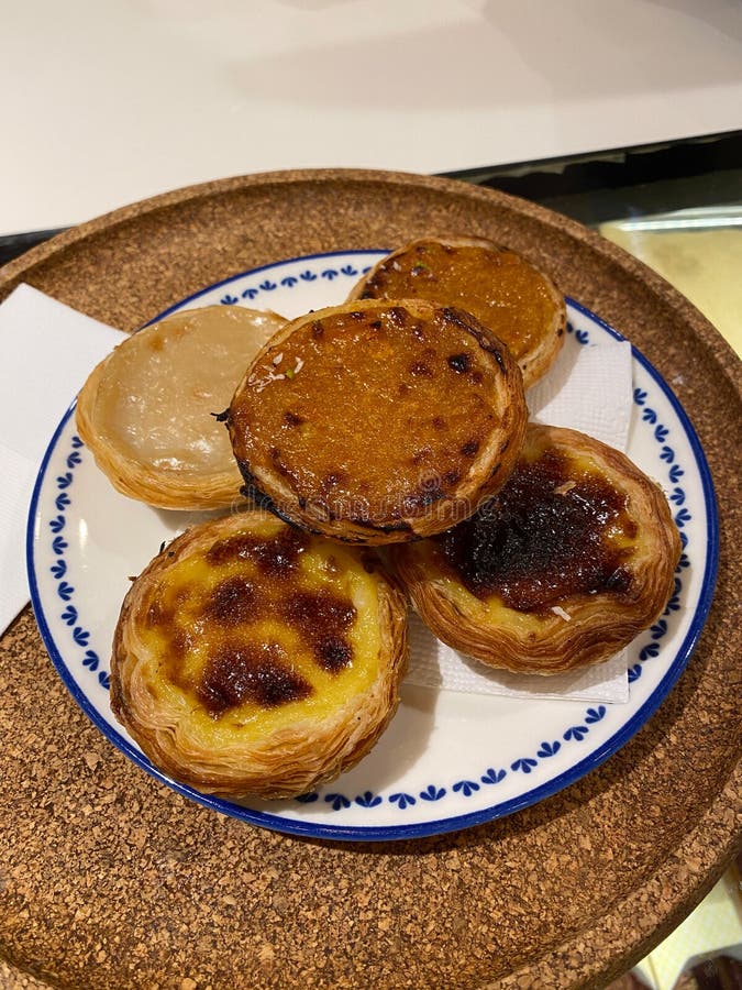 Tarts Pasteis De Nata. Pastel De Nata Servido Com Placa Imagem de Stock ...