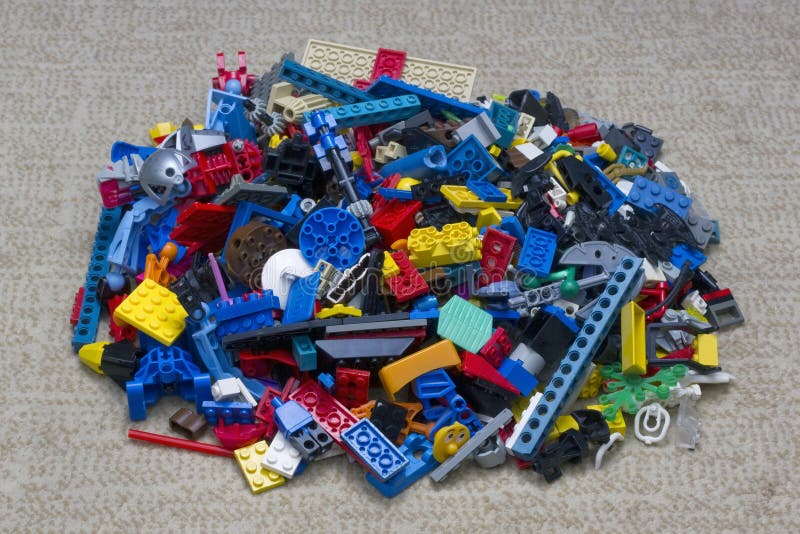 Tas des briques de Lego photographie éditorial. Image du coloré - 82026947