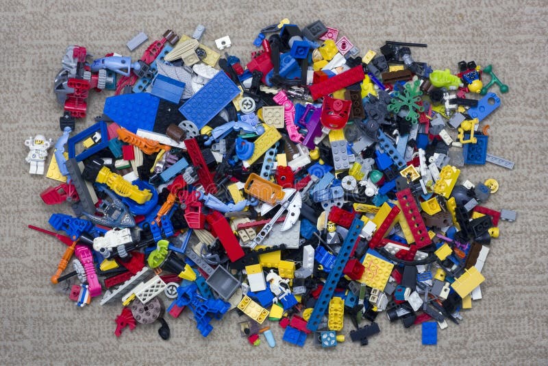 Tas des briques de Lego photographie éditorial. Image du coloré - 82026947