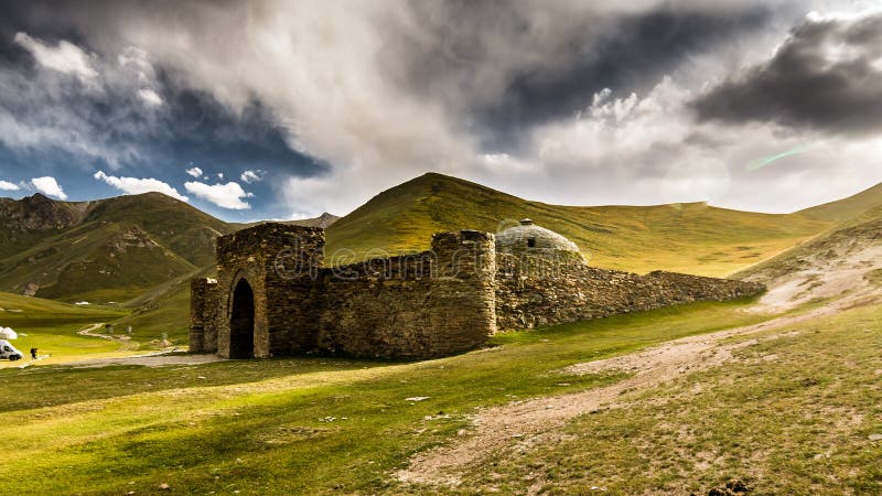Tash-Rabat foto de archivo. Imagen de nubes, valle, nevoso - 94359336