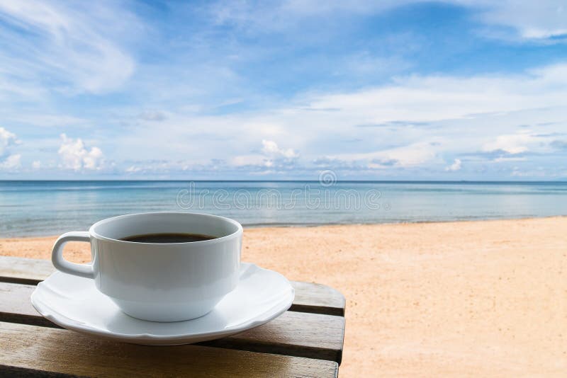 Tasse de café sur la plage image stock. Image du plaisir - 47279363