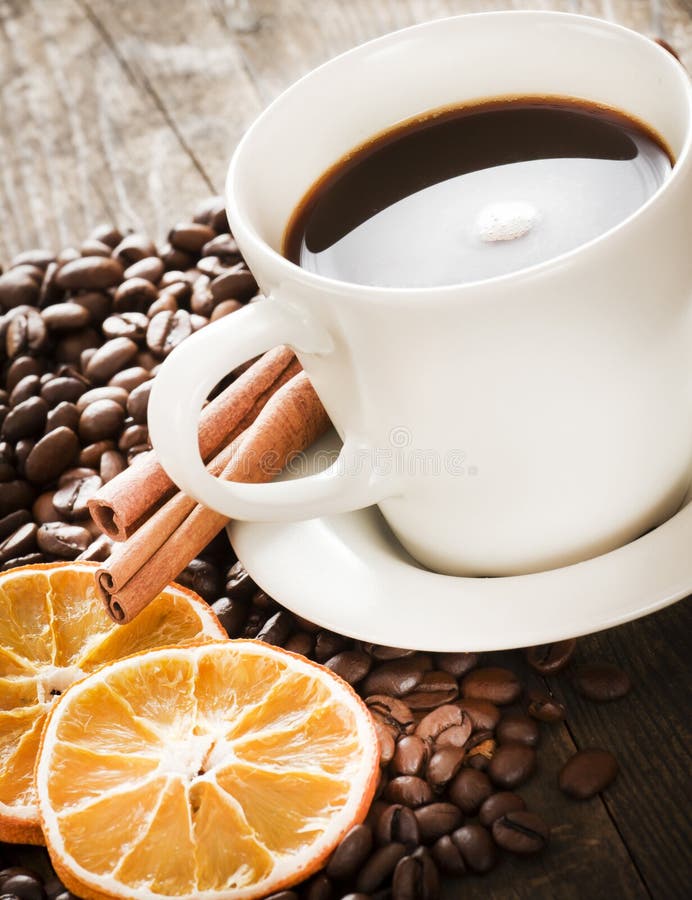 Tasse Kaffee Und Kaffeebohnen, Warme Beleuchtung. Stockbild - Bild von ...
