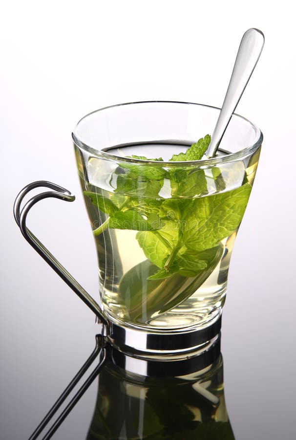 Tasse Tee Mit Teebeuteln Der Frischen Minze Und Der Pyramide Stockfoto ...