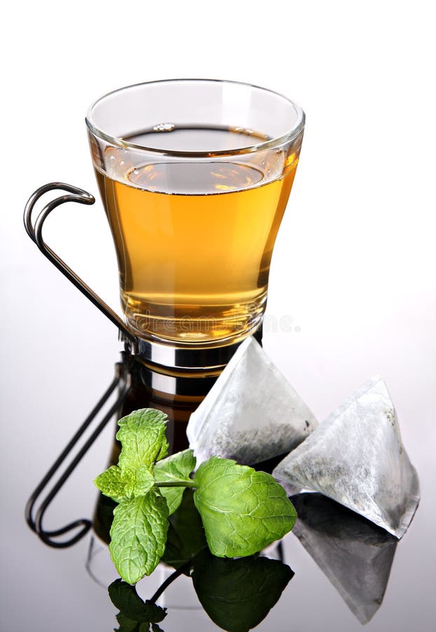 Tasse Tee Mit Teebeuteln Der Frischen Minze Und Der Pyramide Stockfoto ...