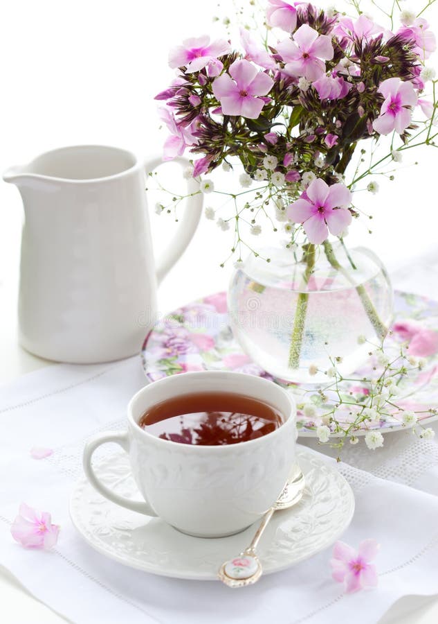 Tasse Tee und Blumen stockfoto. Bild von schönheit, aufbau - 18523266
