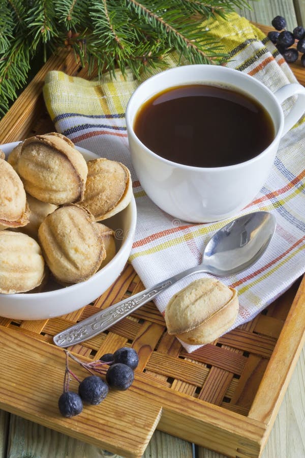 Tasse Tee und Kekse stockfoto. Bild von zweige, hintergrund - 34630334