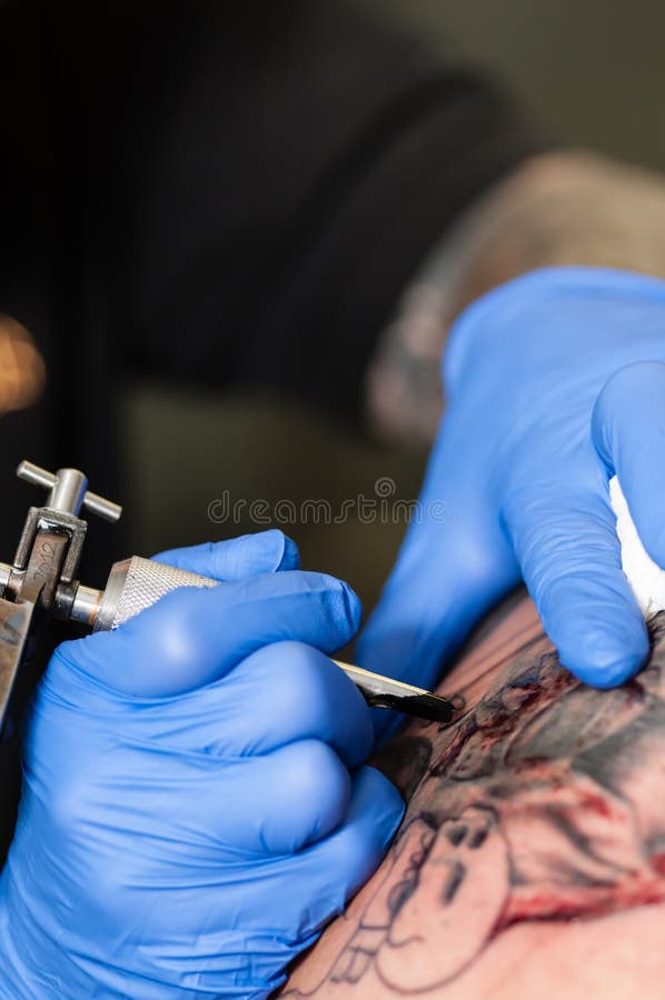 Tattoo Artist Making Tattoo Stock Image - Image of horizontal, tattooer ...